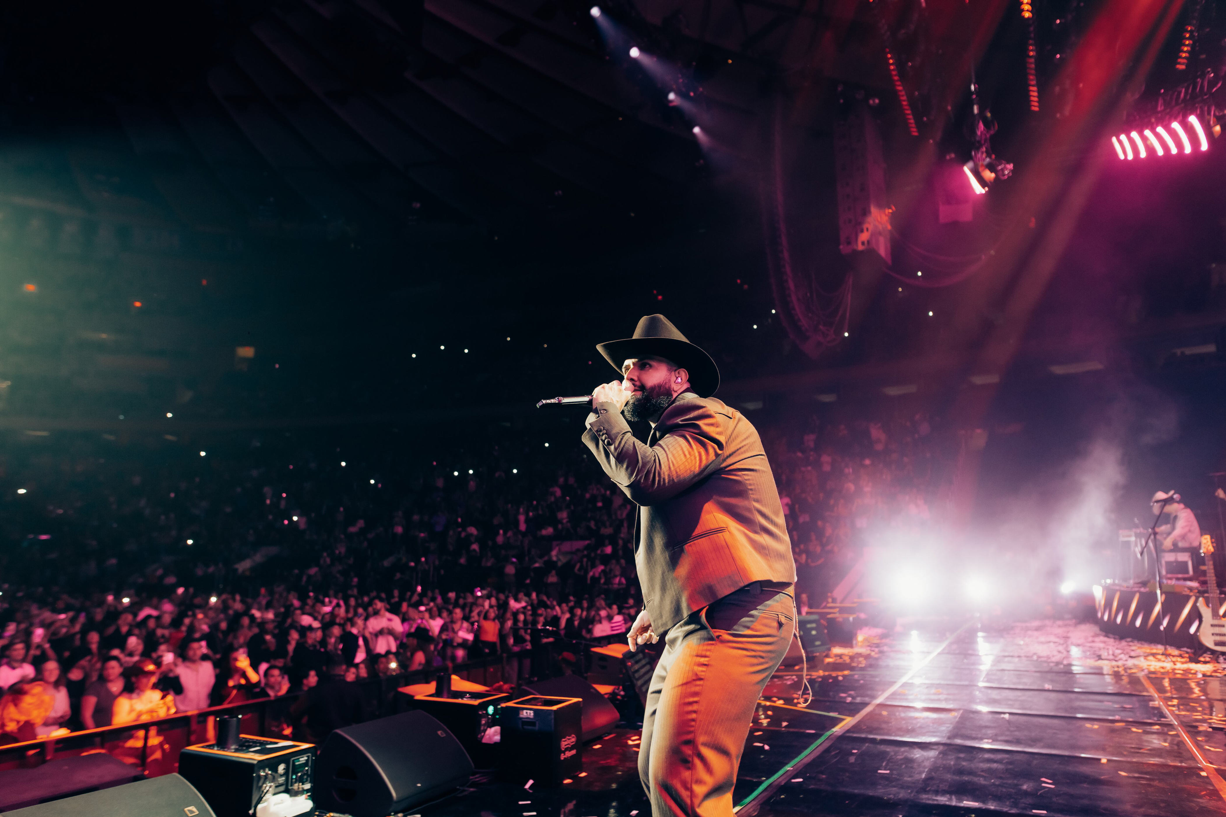 Carín León desata el rugido mexicano en el Madison Square Garden de ...