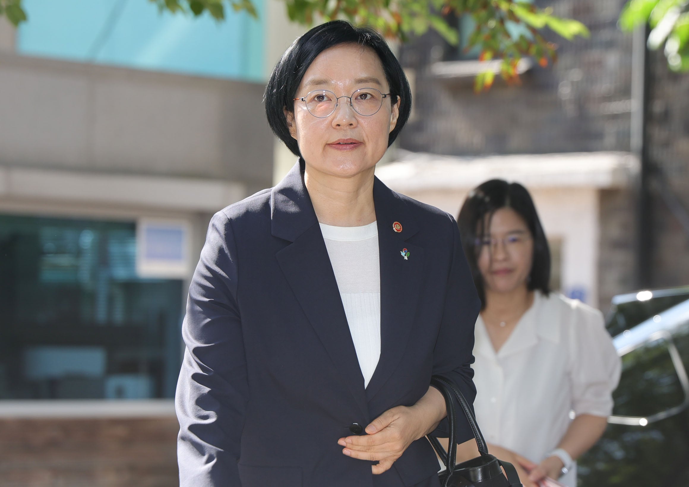 Han becomes one-householder ahead of hearing