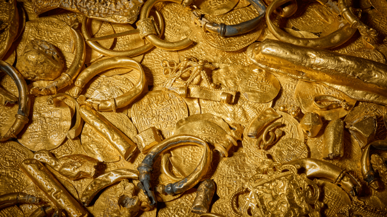 Gold coins off England’s coast reveal the identity of a mysterious ...