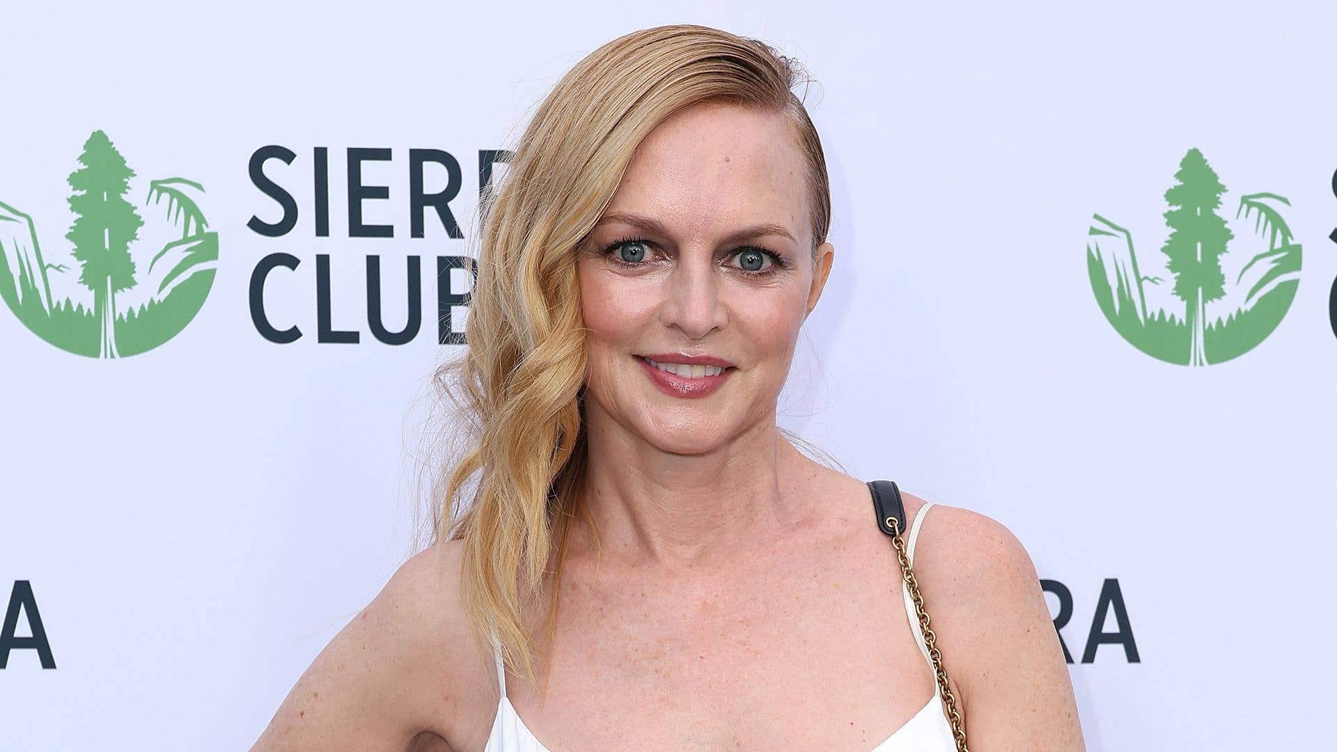 Heather Graham shows off sculpted figure in dreamy infinity pool in Tuscany