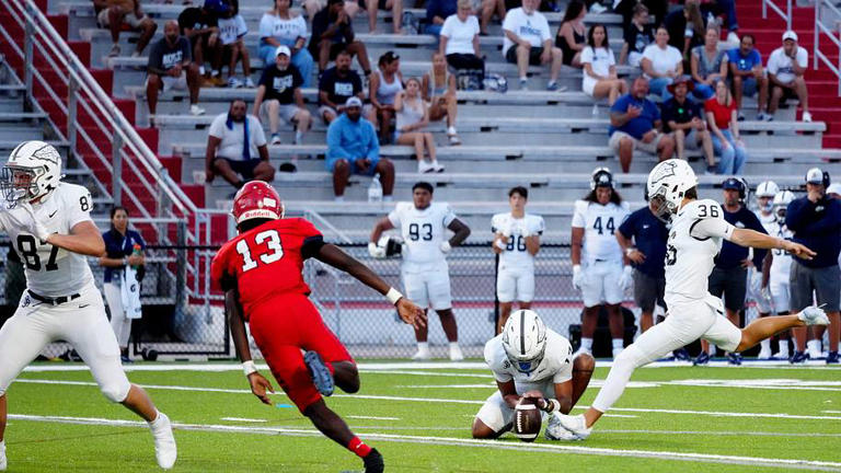 No orange slices, Wallace provides Huskies with colorful kicker