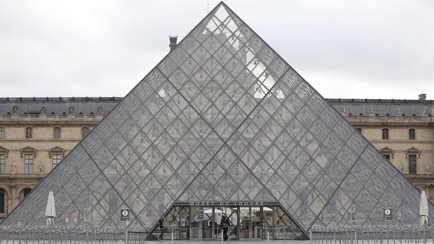 Paris'teki Louvre Müzesi aşırı sıcaklar nedeniyle kapılarını erken ...