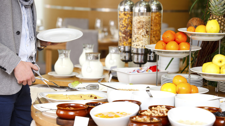 The 7 best foods to eat at a hotel breakfast buffet and 7 you might ...