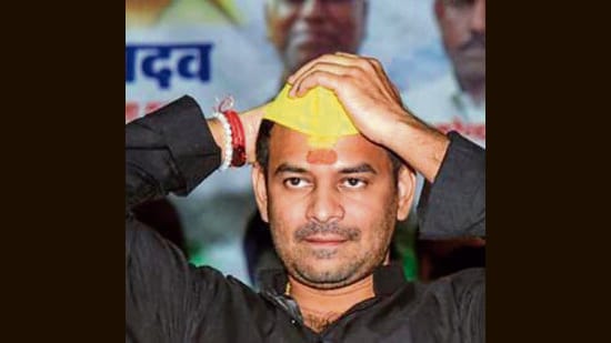 Tej Pratap files complaint against PA for theft