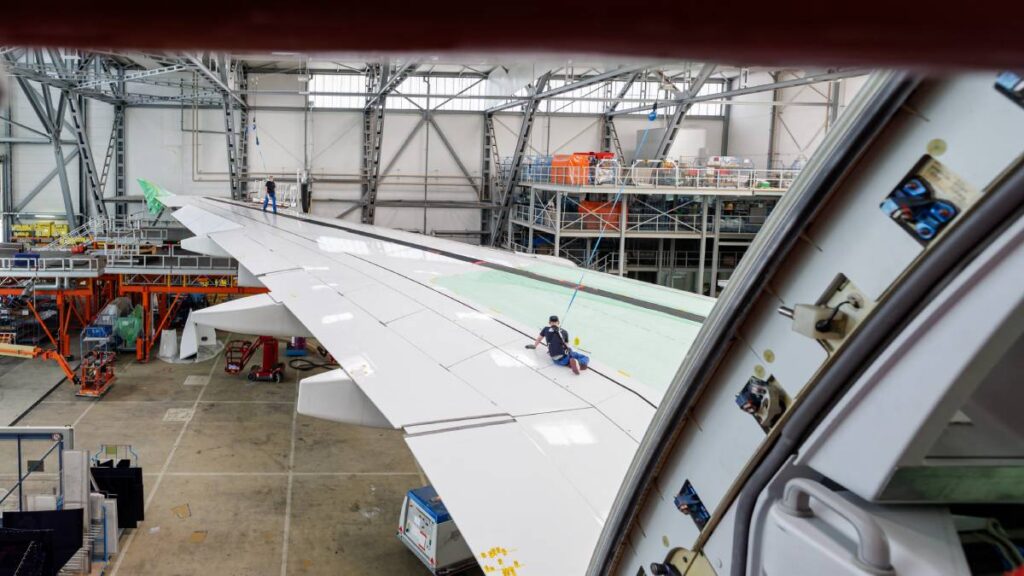 Airbus inspeccionará 16 aviones A380 por grietas en las alas