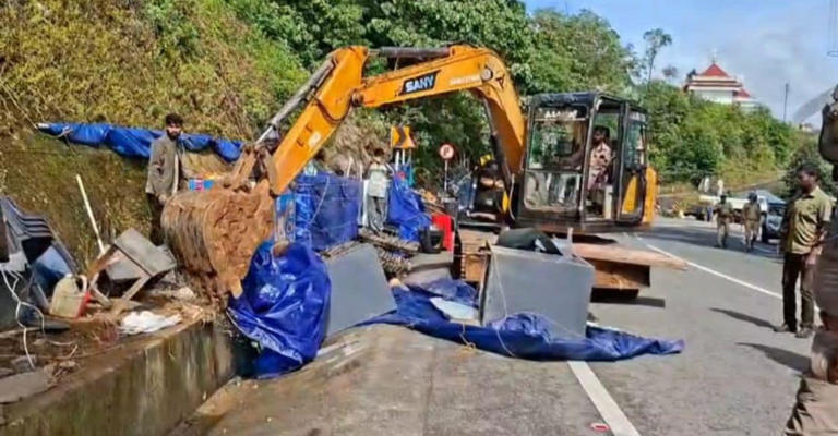 Eviction drive resumes in Munnar, 16 roadside shops demolished