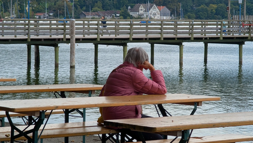 Experts warn online 'no friends' trend risks deepening loneliness