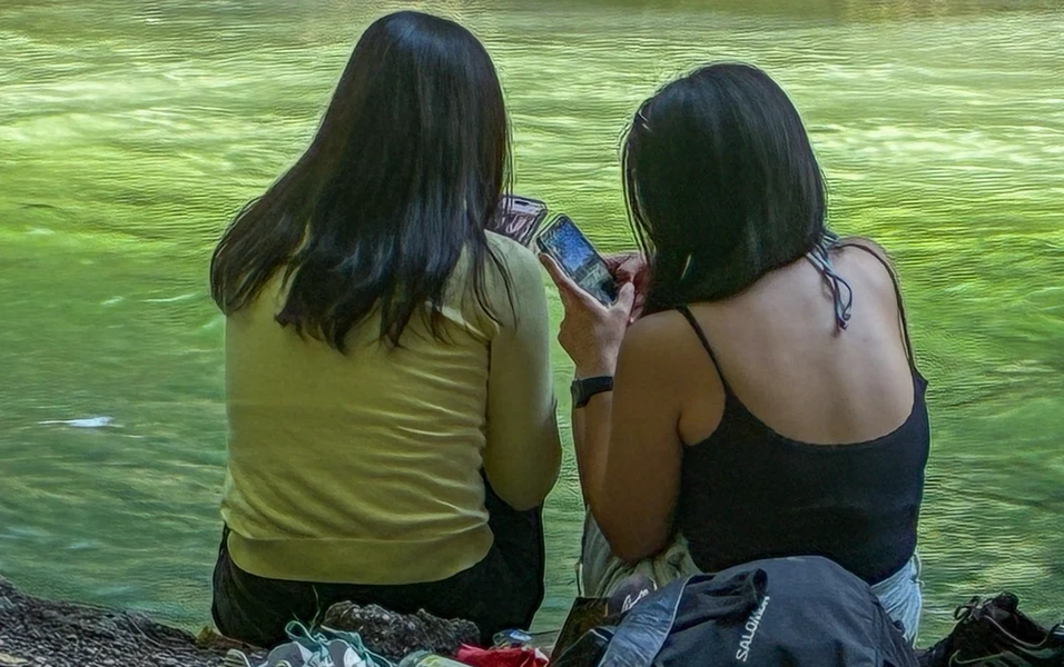 Science reveals why phone use may not signal disinterest