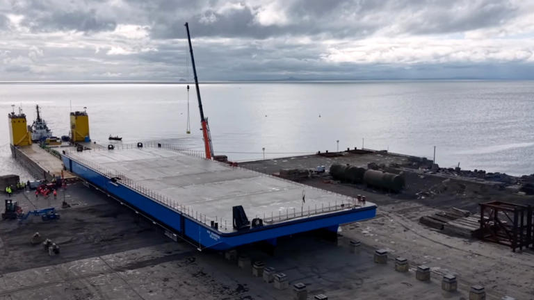 La gigantesca barcaza de Navantia que ya mueve el futuro poder naval de ...