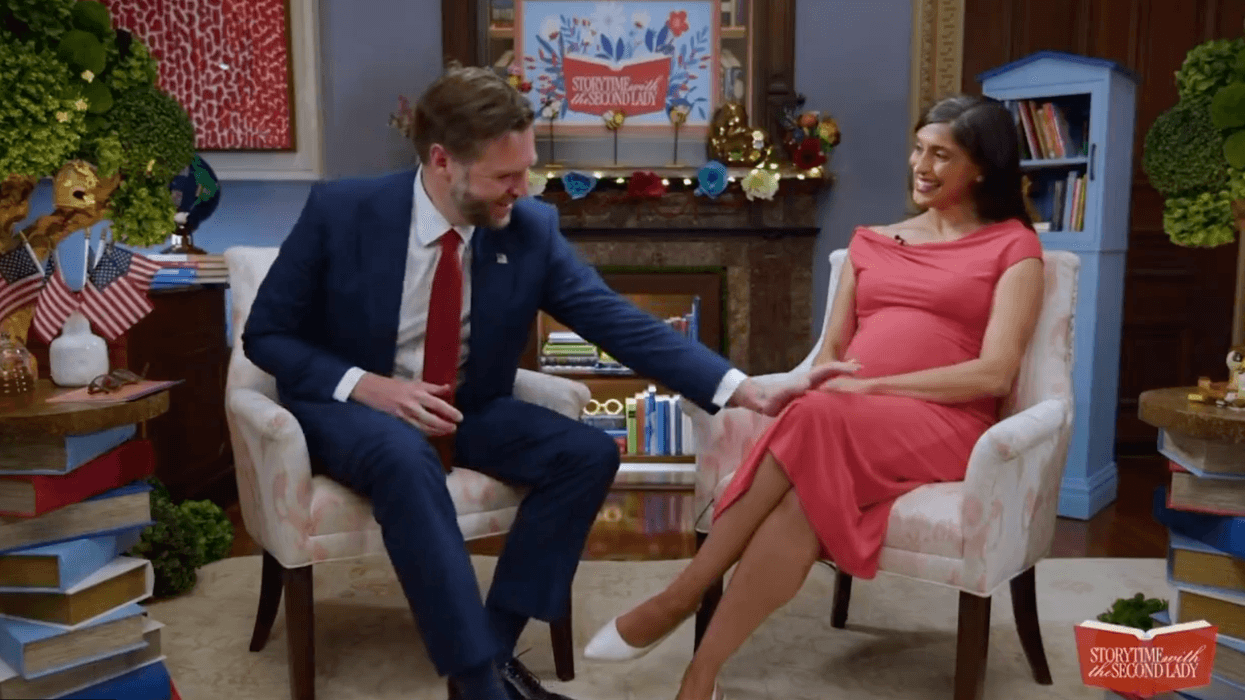 JD Vance's 'painfully awkward' knee pat to his wife sends onlookers wild