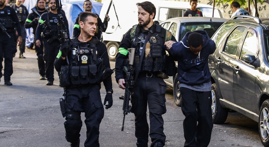 Pelo menos quatro mortos e 50 turistas retidos em favela no Rio de Janeiro