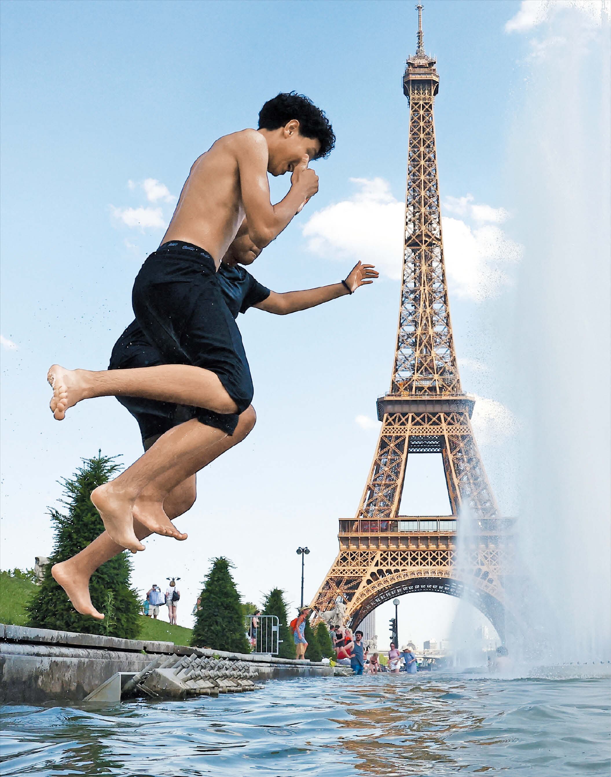 Paris pond becomes swimming pool amid Europe's record heat