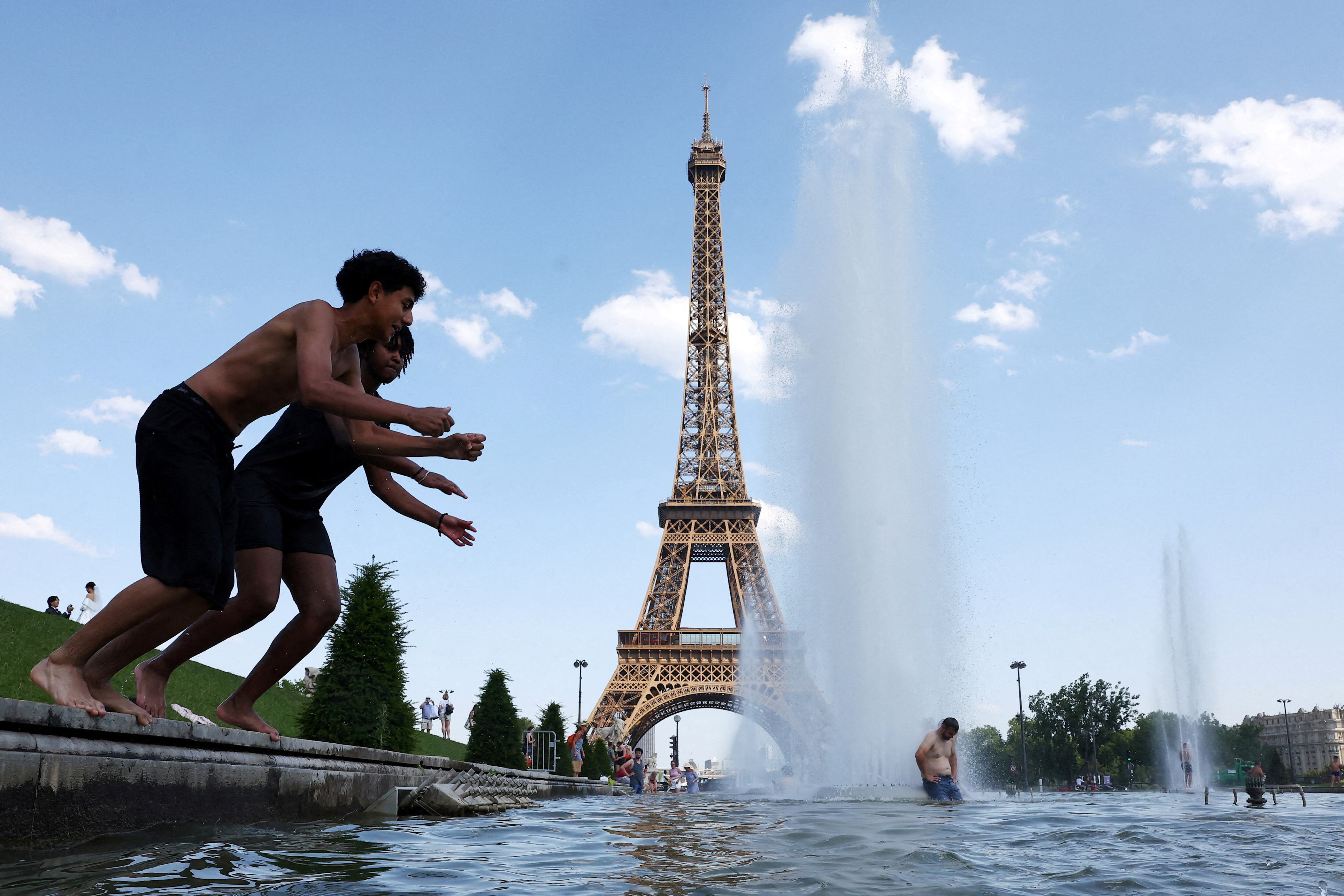 Paris pond becomes swimming pool as heatwave shatters records