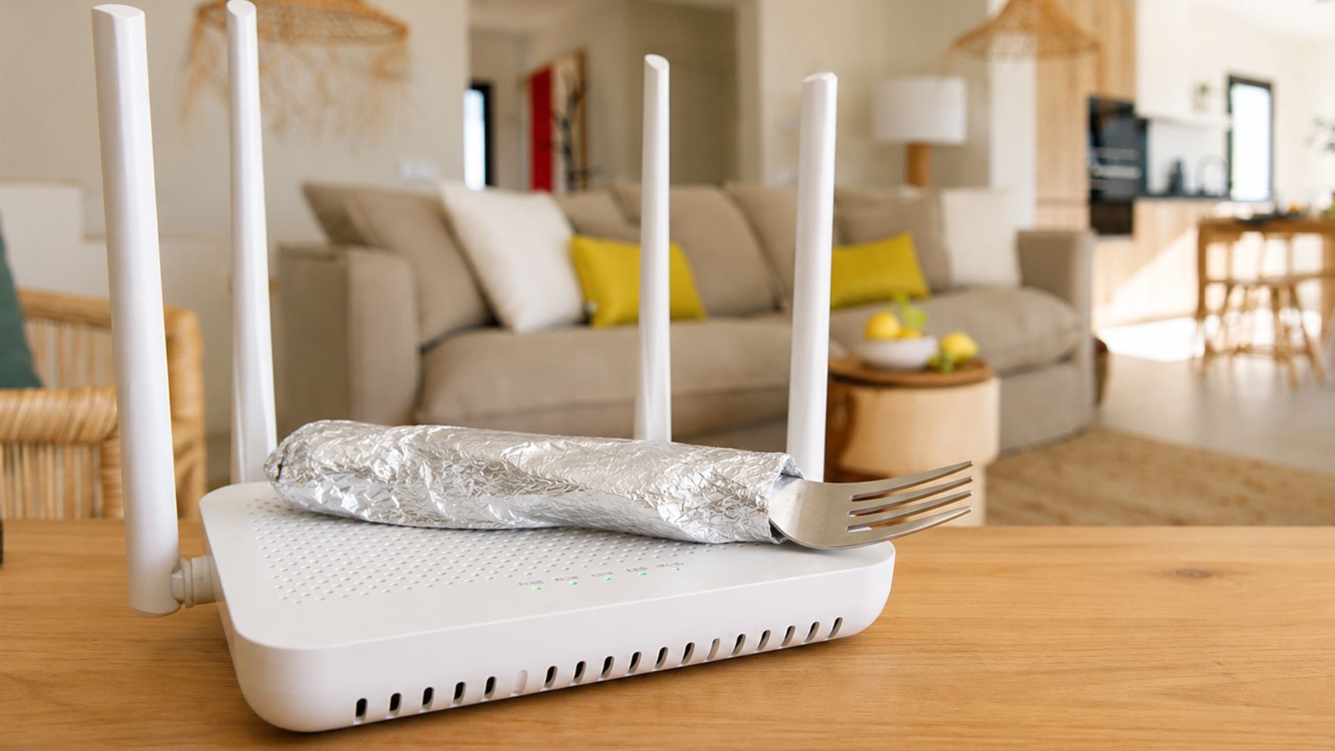 Poner un tenedor envuelto con papel de aluminio sobre el router del ...