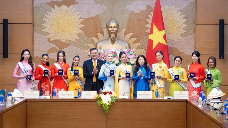 Miss Multicultural World đưa dàn người đẹp thế giới khám phá Nhà Quốc ...