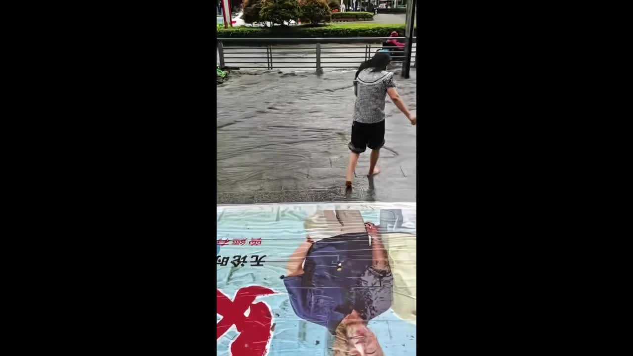 Passersby rescue wheelchair user trapped in floodwaters in Anhui, China