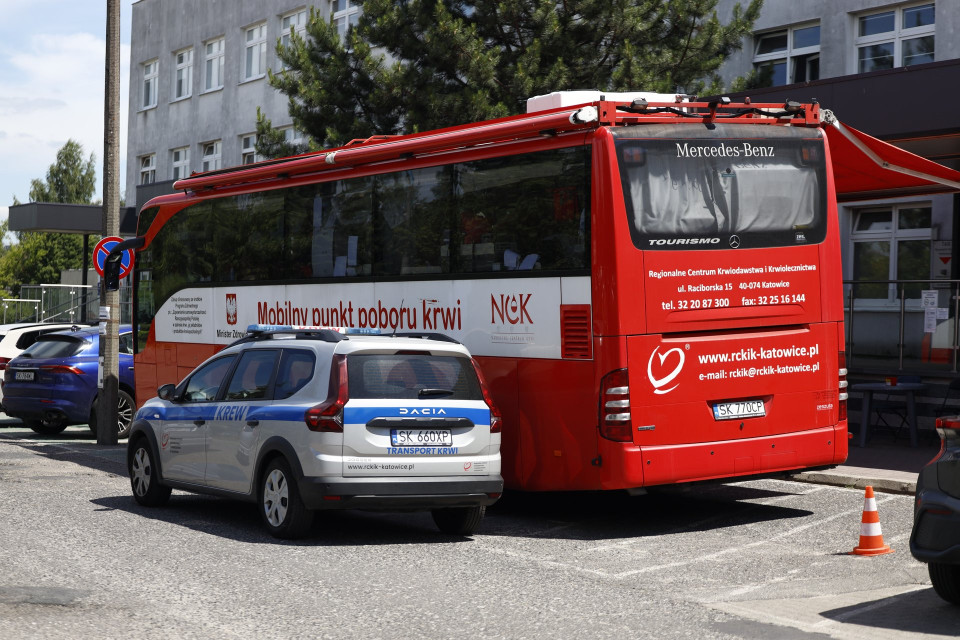 Krwiobus przed Wojewódzkim Szpitalem Specjalistycznym w Częstochowie ...