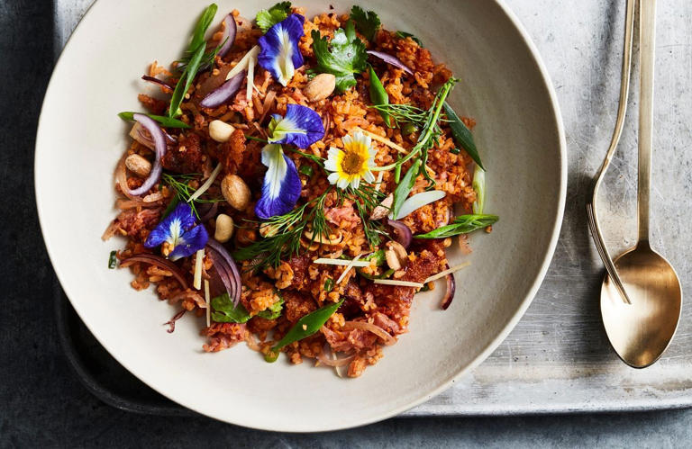 Le riz crispy, la recette tendance qui va transformer vos salades d’été