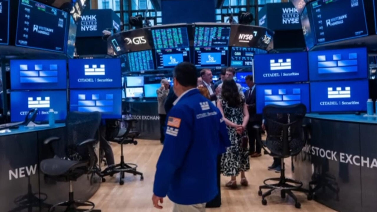 Some investors pull back from tech stocks amid global AI uncertainty