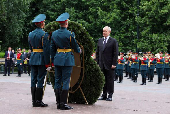 Putin's 'drooping face' sparks concerns as despot struggles to cry at ...