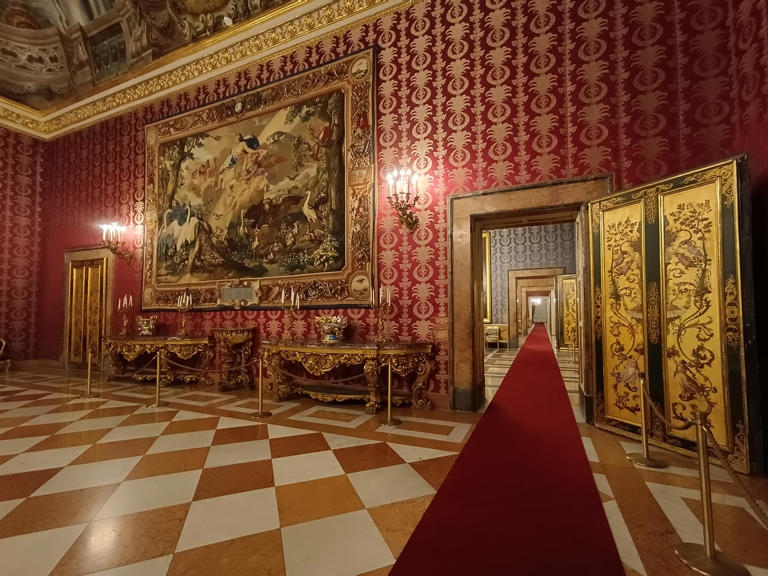 Meraviglia a Napoli, il Palazzo Reale apre di sera: ingresso fino a ...