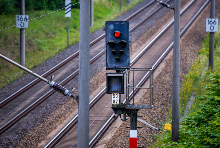 Bahnverkehr wegen Funkstörung bundesweit eingestellt