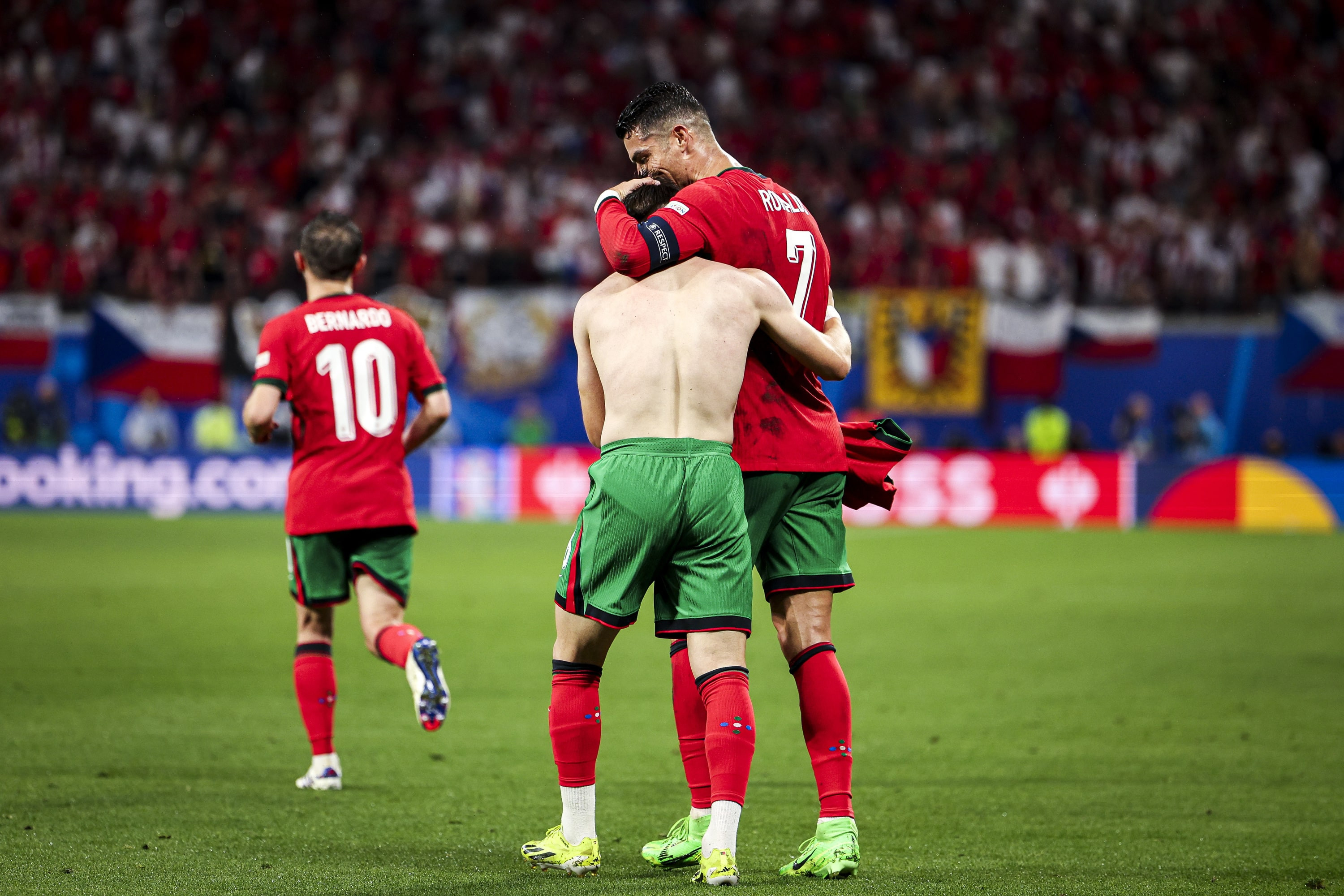 Portugal vs Uzbekistan: Ronaldo 2 gol, Selecao pesta besar