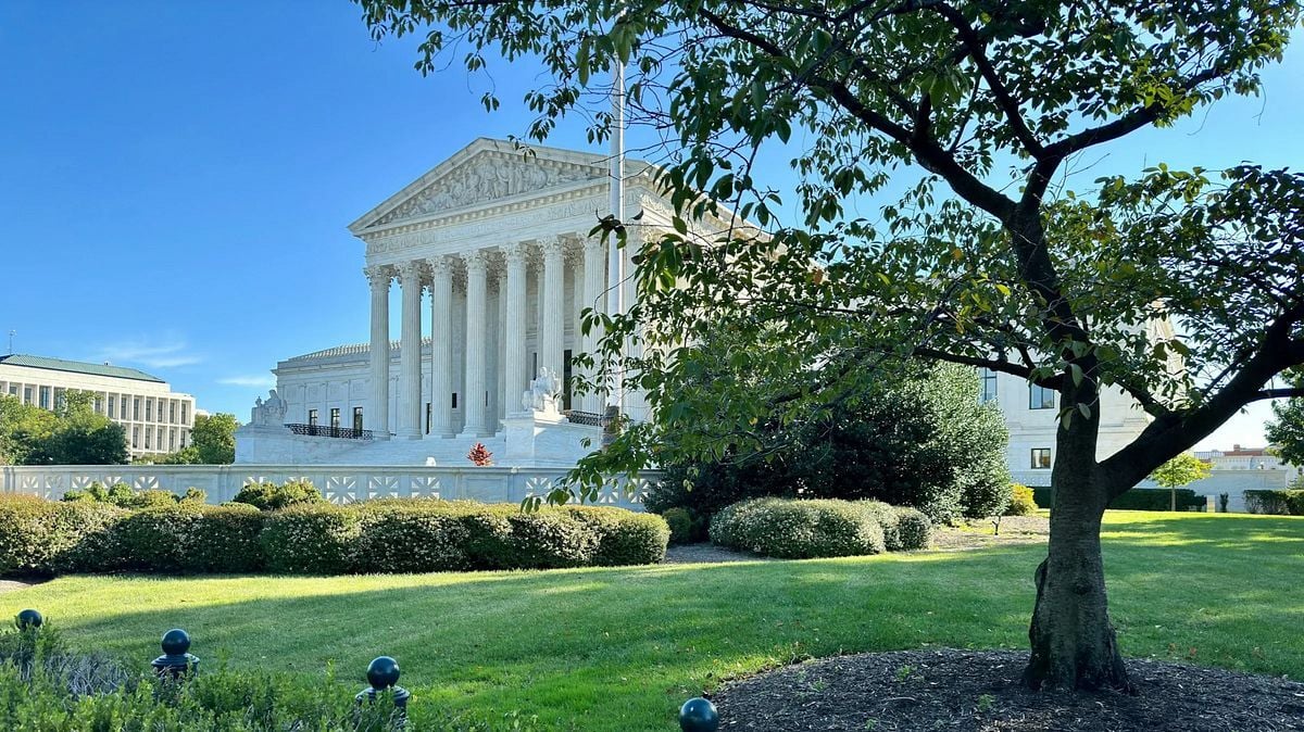 Supreme Court backs immigration officials in green-card holder reentry case