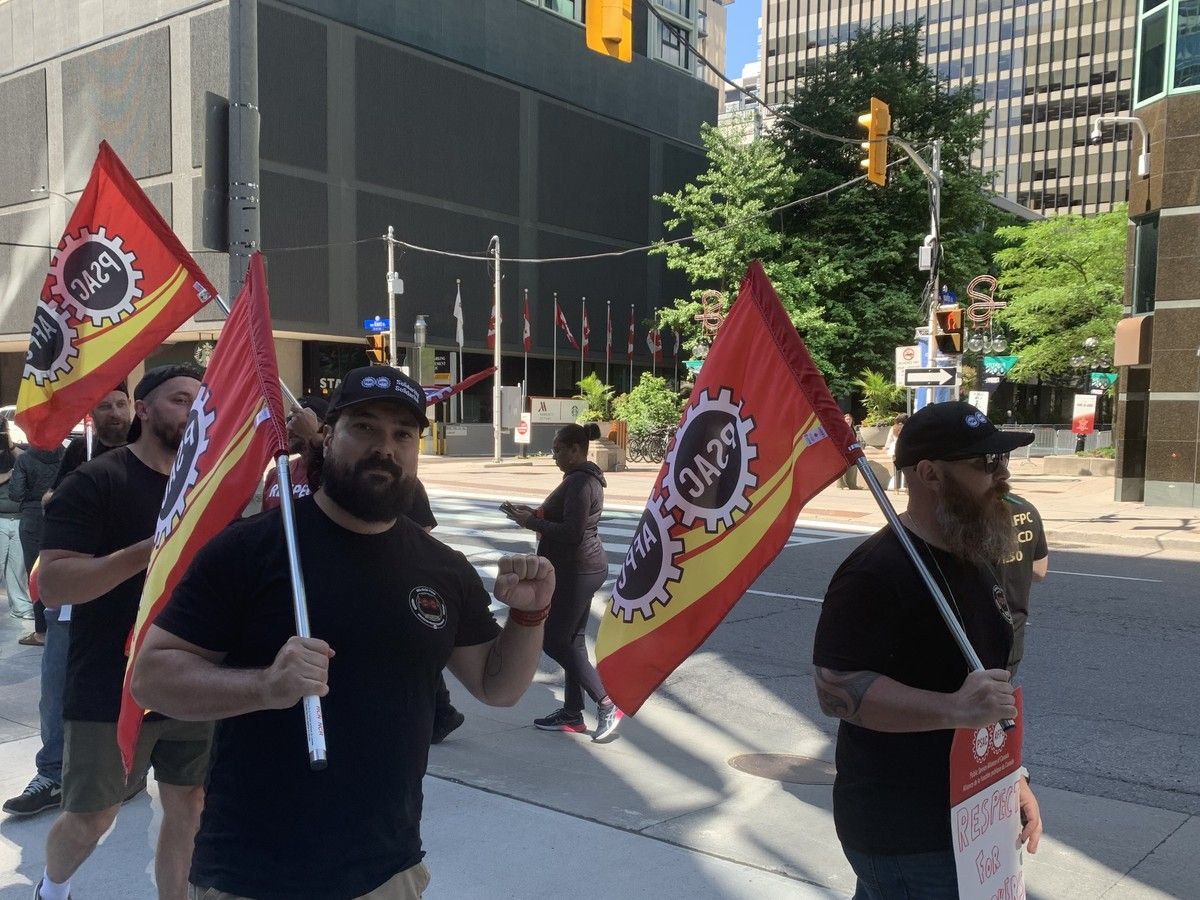 Labour dispute begins as Bank of Canada locks out security officers