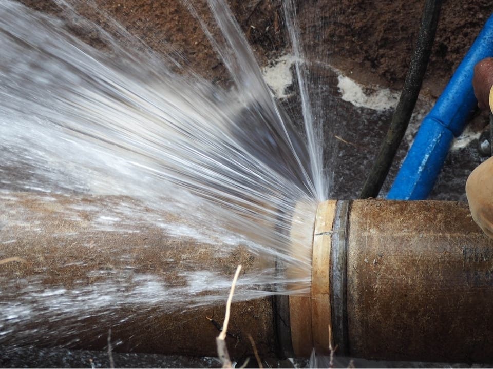 Water main break causes traffic issues in Simsbury