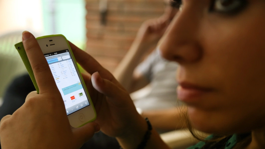 Science reveals why phone use may not signal disinterest