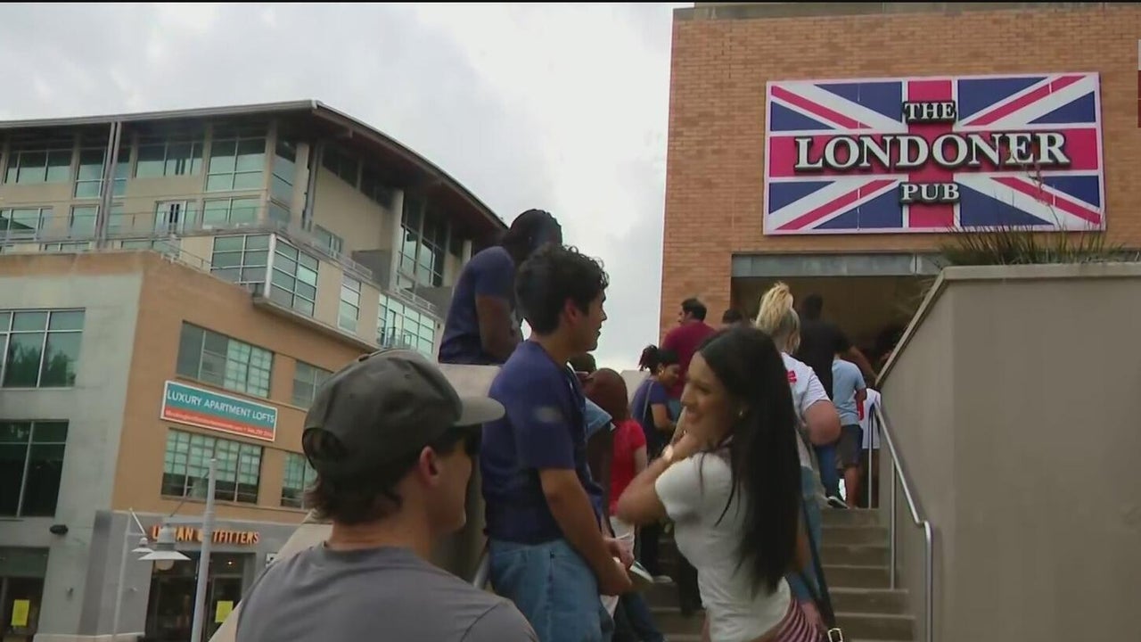 Crowd gathers at Dallas pub for England match