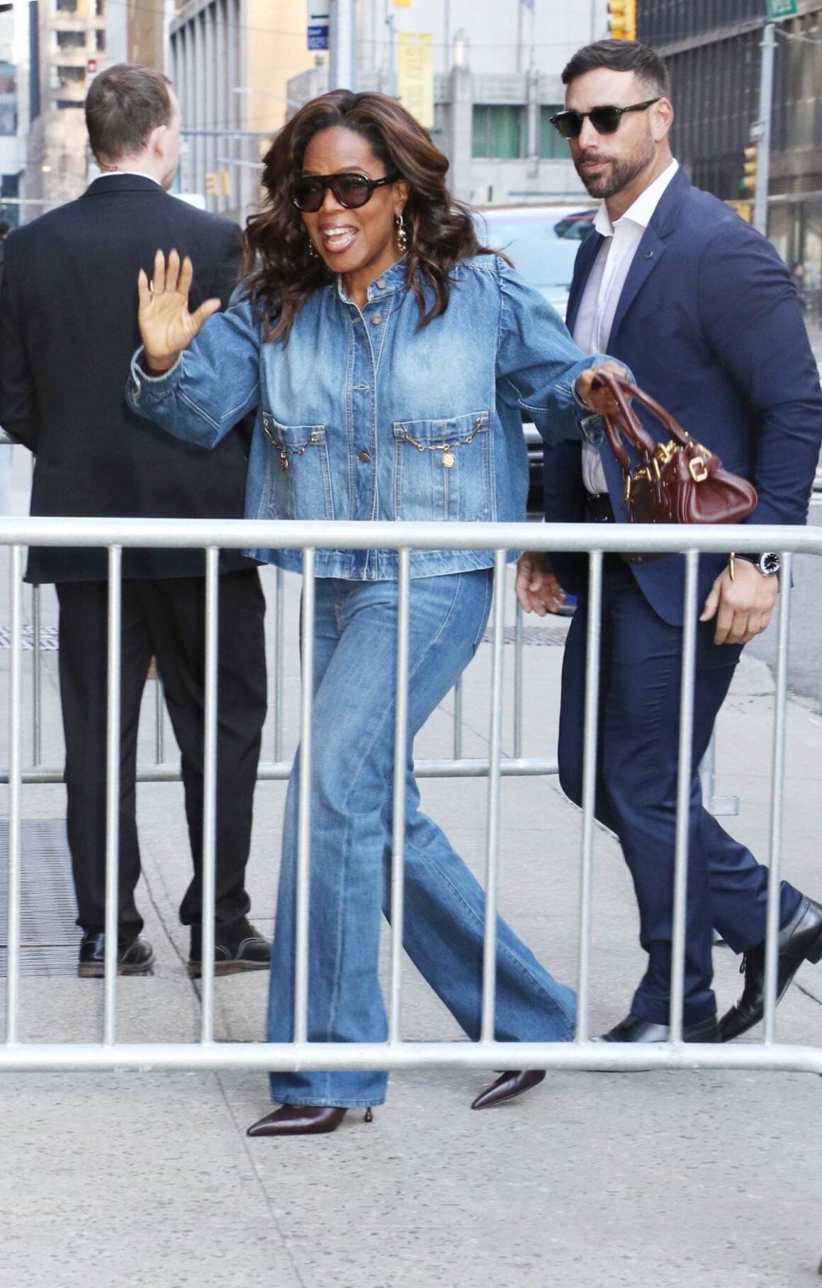 Oprah Winfrey reveals Whitney Houston fell off show's stage mid ...