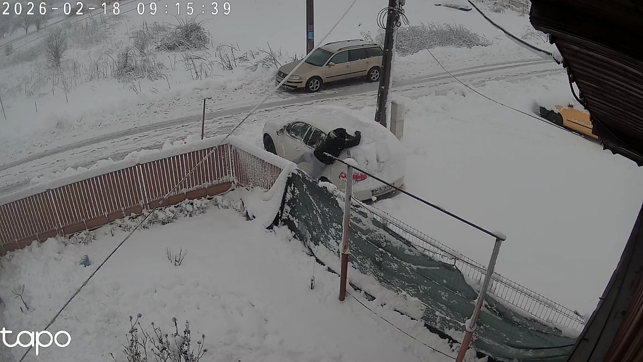 Teen’s snow shoveling slip turns funny in Ilfov
