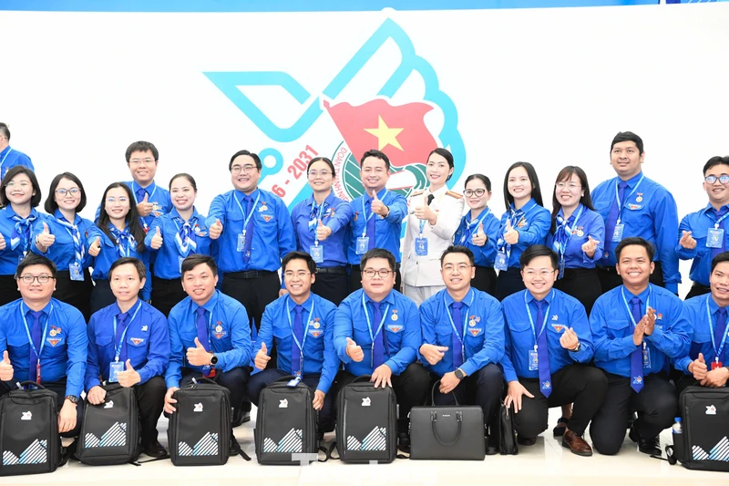 Đại biểu Đại hội Đoàn XIII sôi nổi check-in tại gian trưng bày Báo Tiền ...