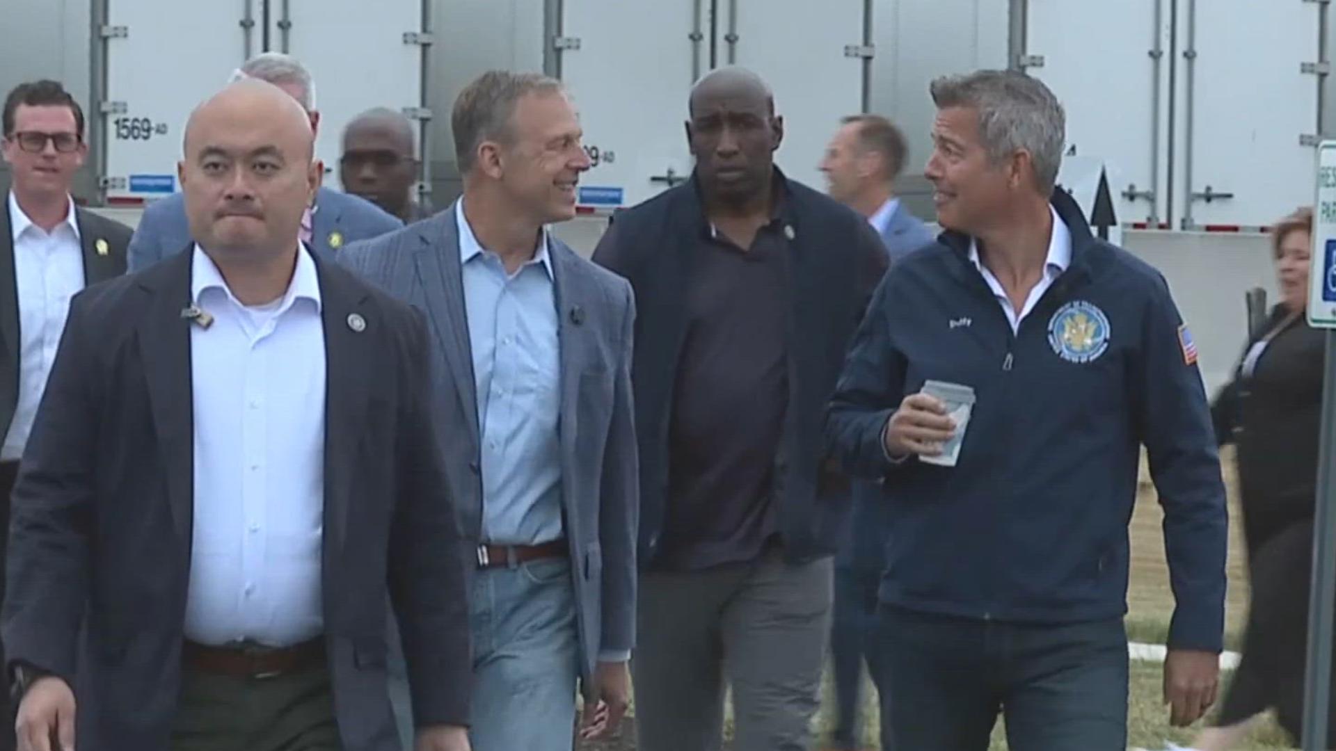 US transportation secretary, Rep. Perry discuss trucking industry, Iran ...