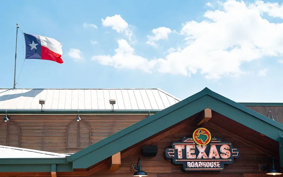 Texas Roadhouse culture blends hand-cut steak craft with quirky diner hacks