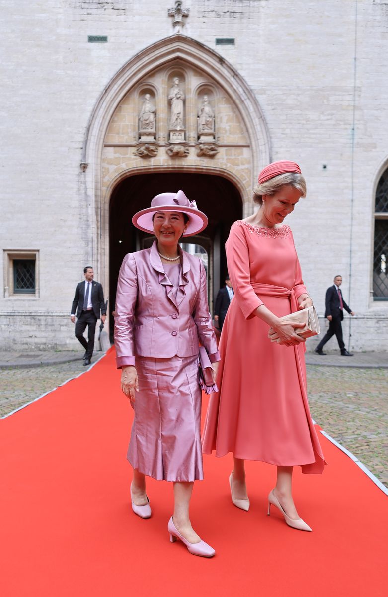 Queen Mathilde transforms from elegant pink daytime look to full royal ...