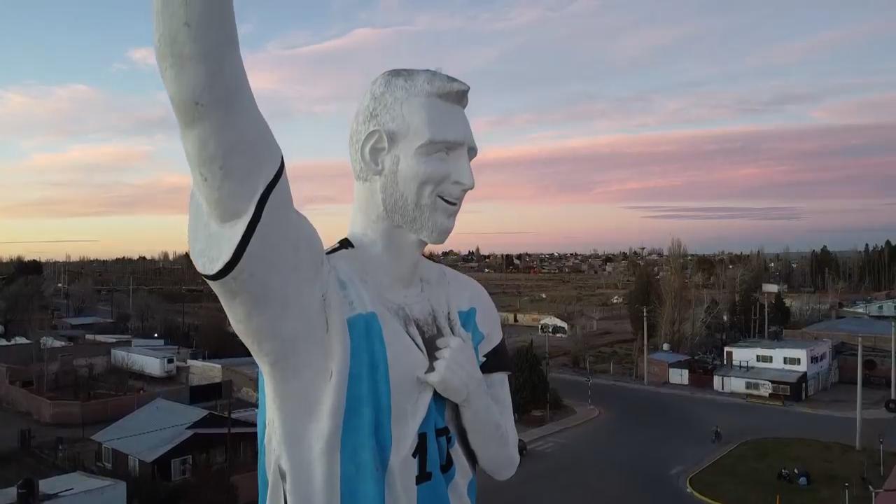 Statue and mural honor Lionel Messi in Argentina