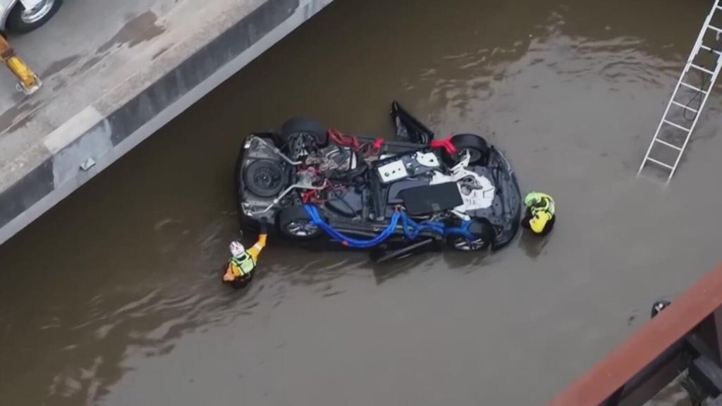 Man dies after vehicle crashes into Pittsburgh-area creek