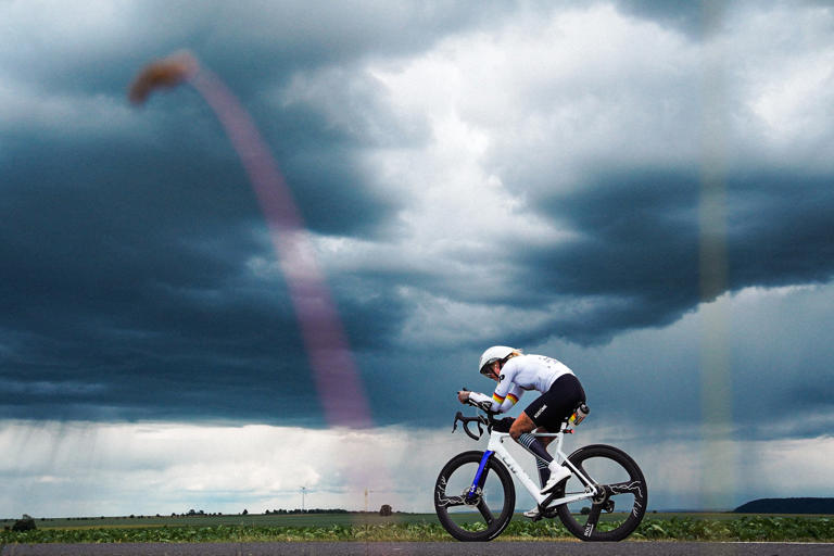 Sarah Ruggins breaks the north to south record for cycling the length ...