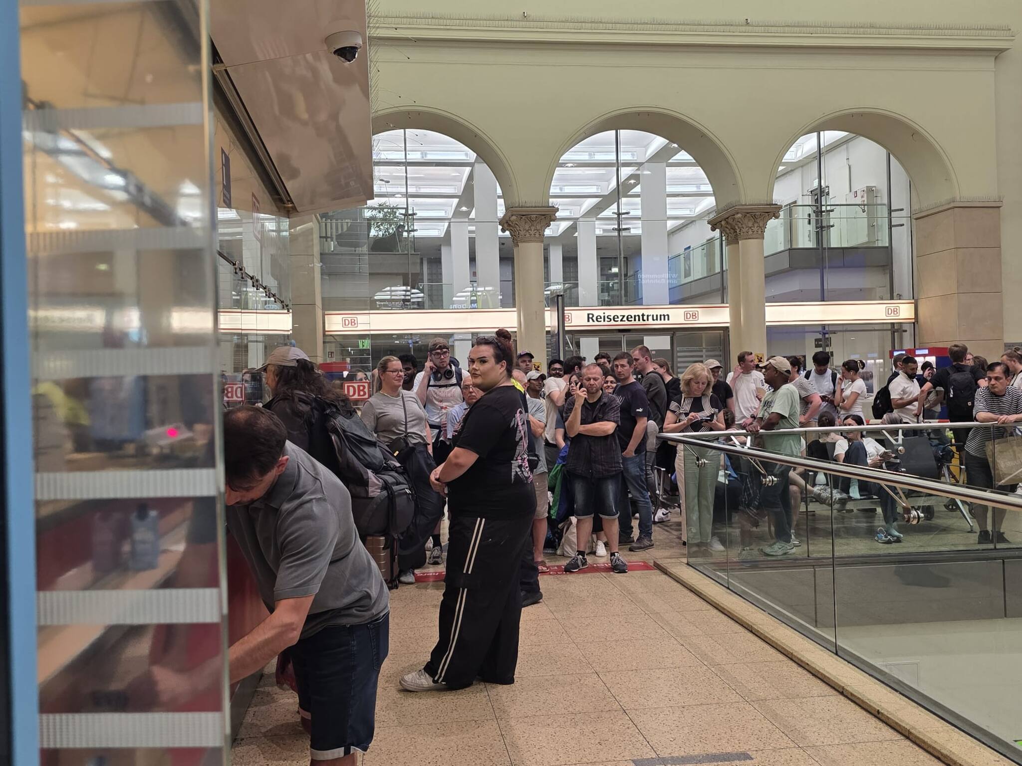 Durch IT-Störung der Bahn stranden Hunderte an Hannovers Hauptbahnhof ...