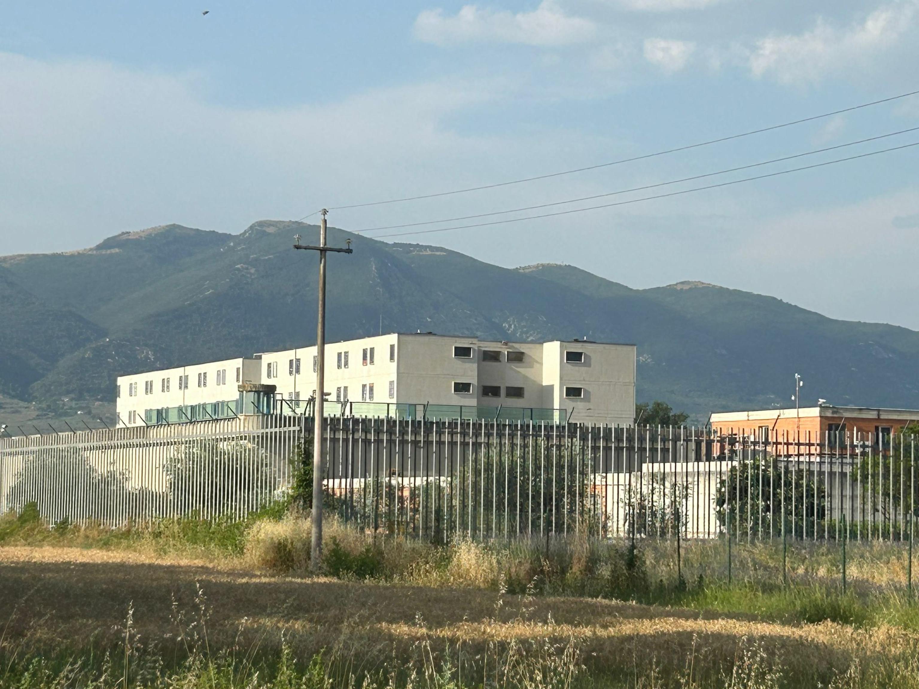 Detenuto si cuce la bocca per protesta nel carcere di Terni