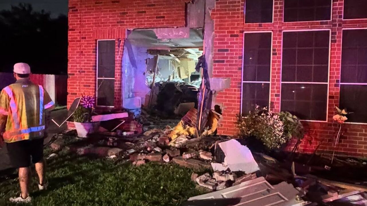 Vrouw (76) sterft nadat Tesla woning binnenrijdt, rol van zelfrijdende ...