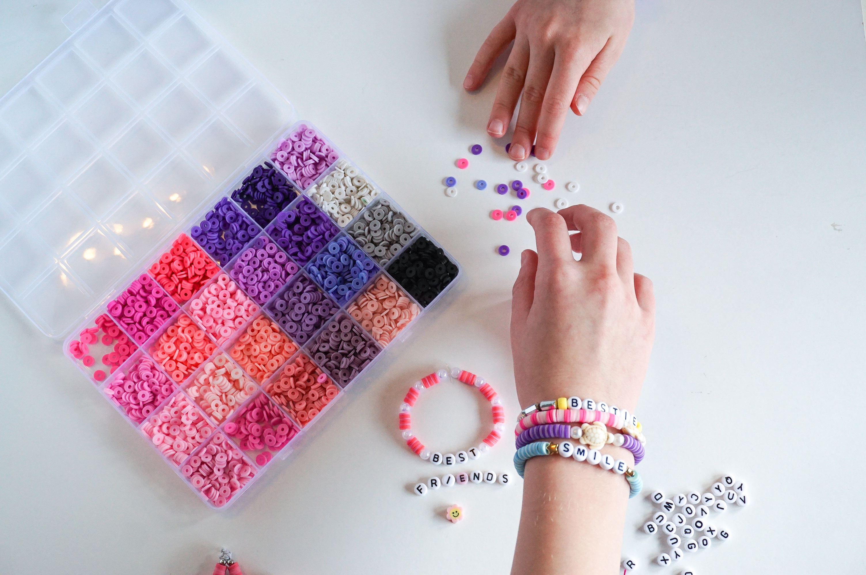 Daughter asks dad to make friendship bracelets together, prompting ...