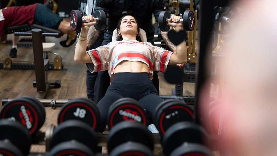 Incline bench press benefits and safety tips