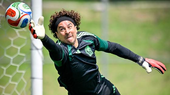 ¡Alerta en el Tri! Memo Ochoa a punto de lesionarse en entrenamiento de ...