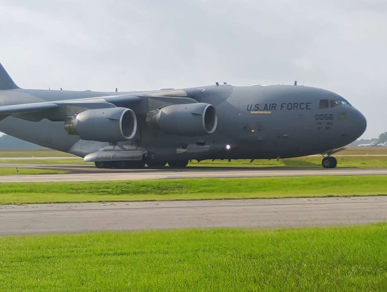 Giant C-17 cargo plane carrying two Apache helicopters makes historic ...
