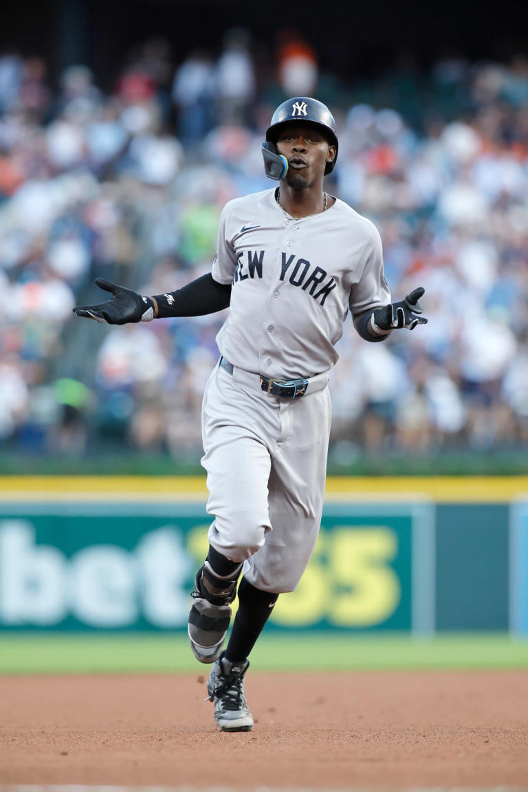Jazz Chisholm Jr. taunts camera with lollipops after Aaron Boone rant