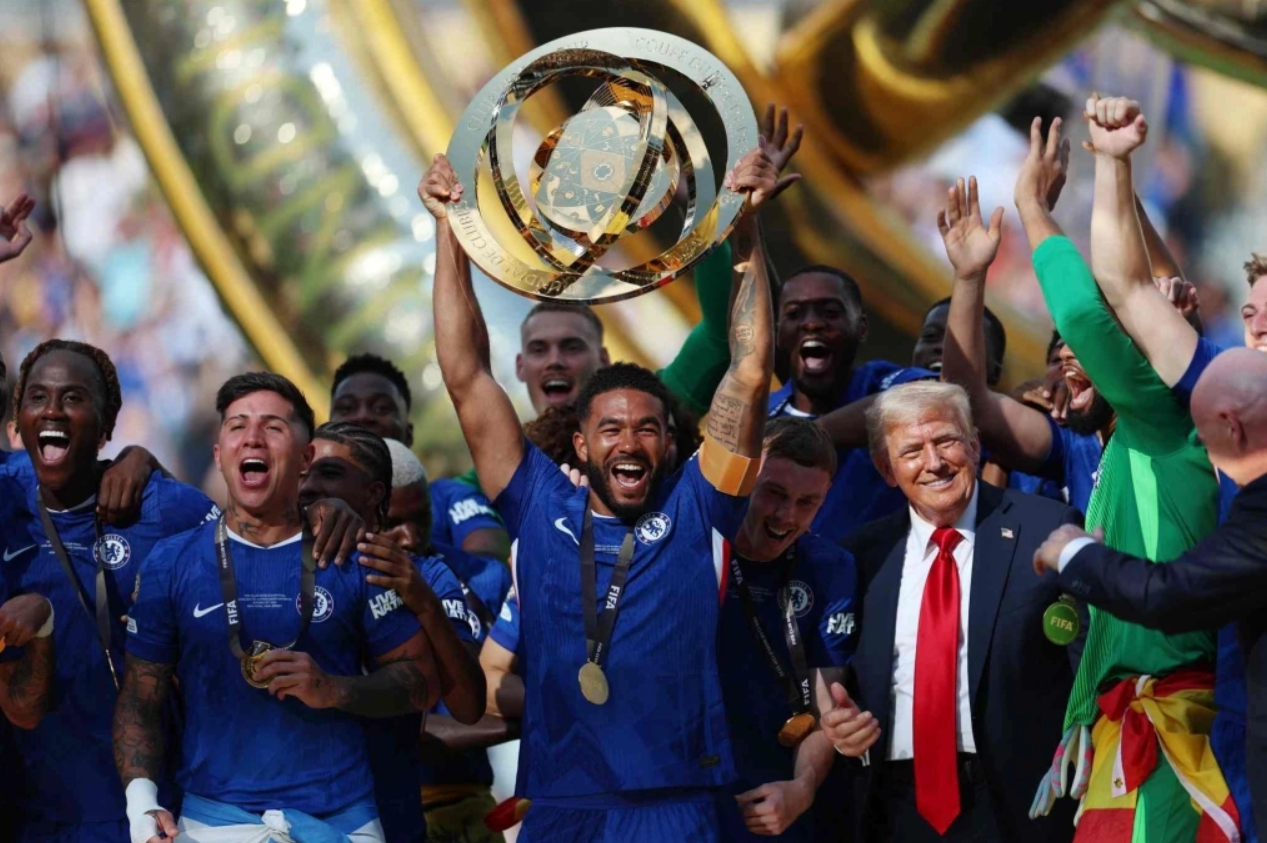 Ông Trump trao cup cho đội vô địch World Cup 2026